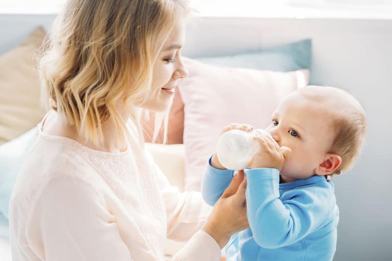 Caries del biberón: qué son, síntomas, causas y tratamiento